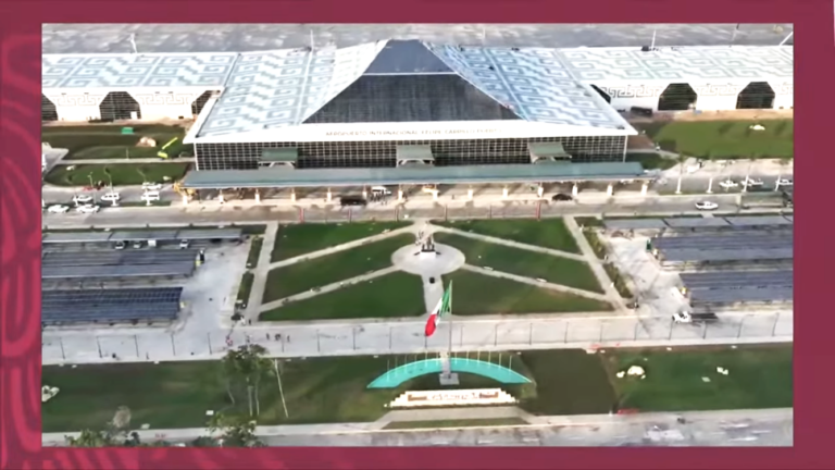 Paneles solares en el nuevo Aeropuerto Internacional Felipe Carillo Puerto de Tulum, Quintana ...