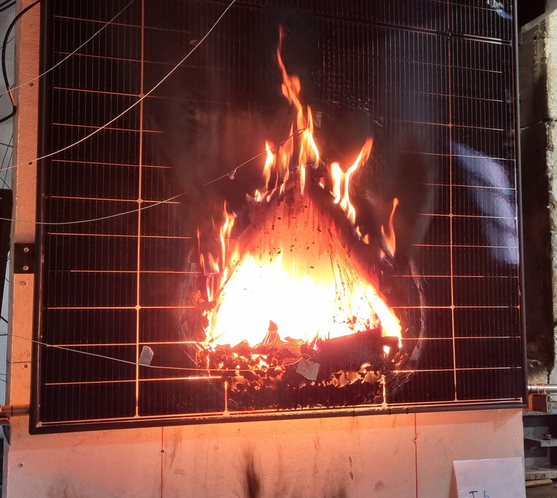 Evaluación del impacto del fuego en las fachadas fotovoltaicas – pv ...